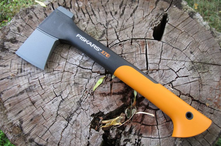 REVIEW: Fiskars X7 Universalaxt - SPARTANAT