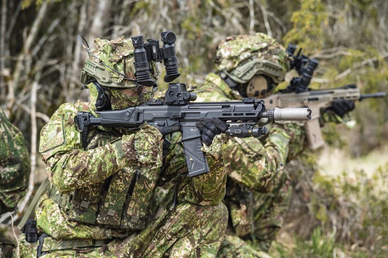 KSK Soldat stellt G95/HK416 vor - SPARTANAT