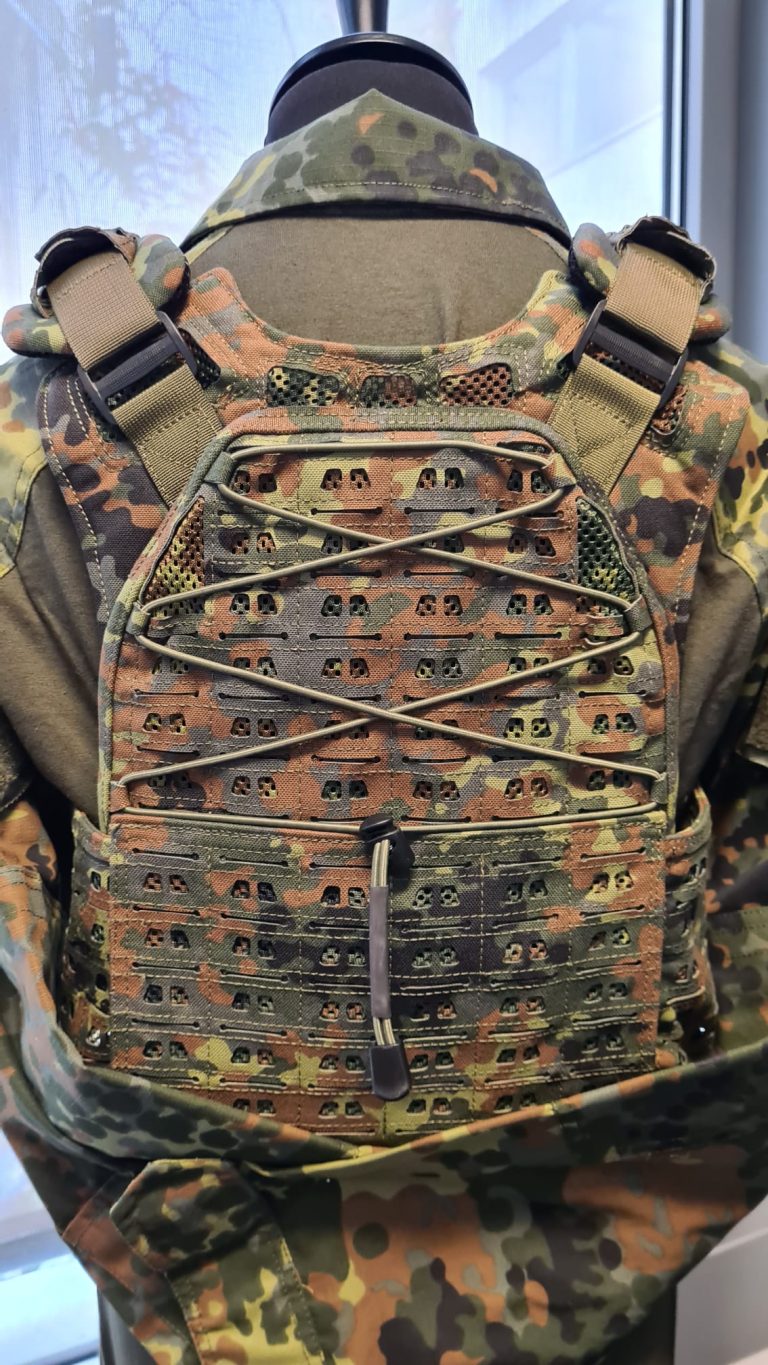 NOVRITSCH wears plate carrier in Flecktarn | SPARTANAT